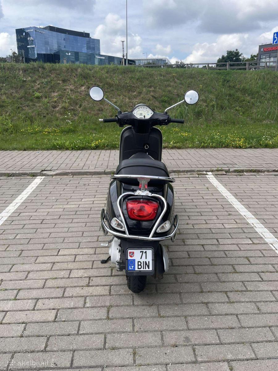 Black Piaggio Vespa 2006 in Vilnius, with an engine capacity of 49.00 L and mileage of 10 thousand km for 1150 €, photo 5 on AUTOMOTO.COM.LV