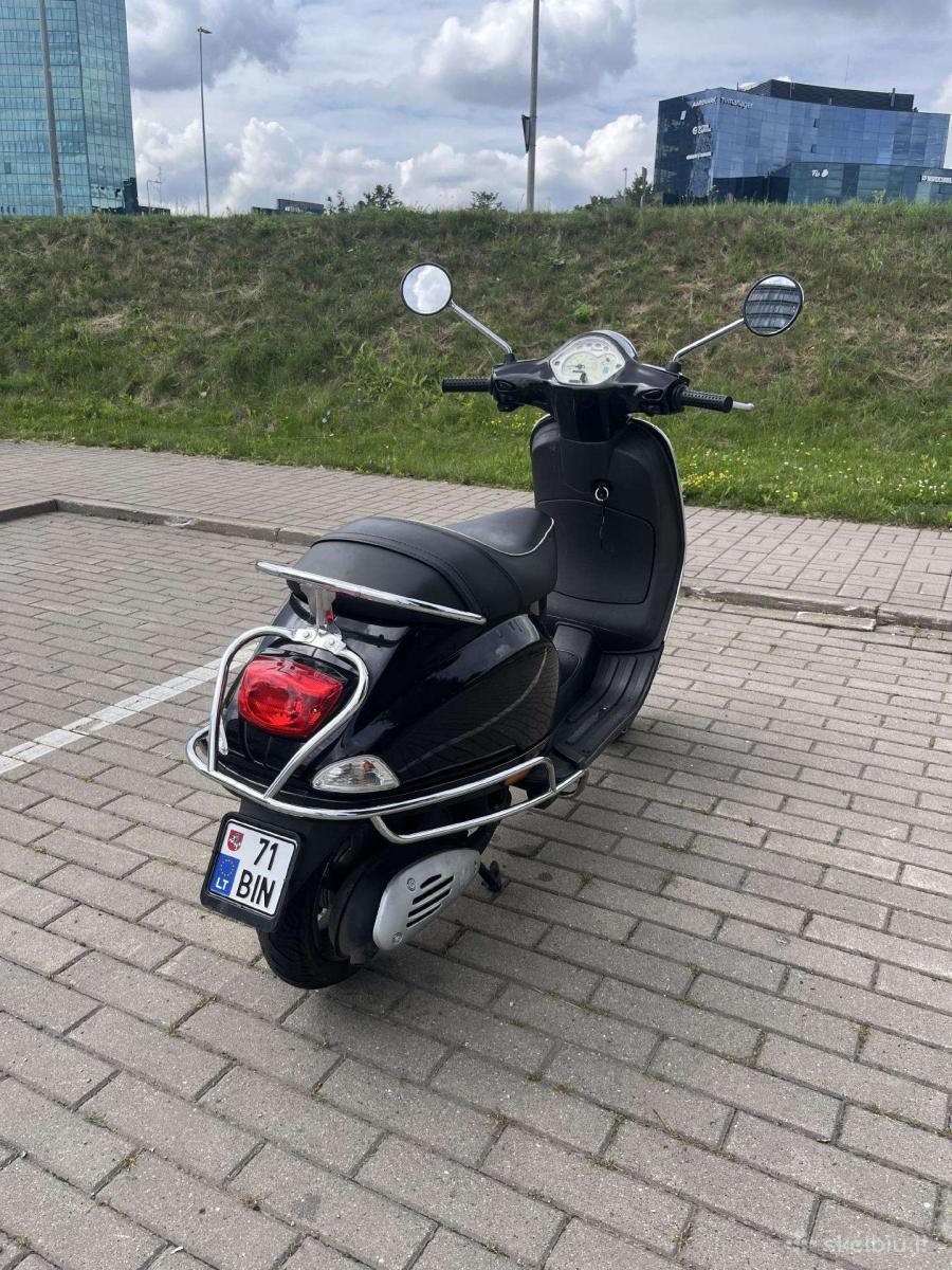 Black Piaggio Vespa 2006 in Vilnius, with an engine capacity of 49.00 L and mileage of 10 thousand km for 1150 €, photo 6 on AUTOMOTO.COM.LV