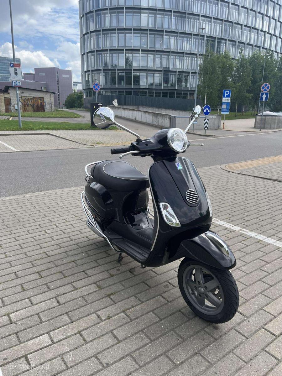 Black Piaggio Vespa 2006 in Vilnius, with an engine capacity of 49.00 L and mileage of 10 thousand km for 1150 €, photo 8 on AUTOMOTO.COM.LV