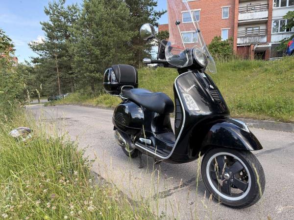 Melns Piaggio Vespa 2010 Viļņa, ar dzinēja tilpumu 0.30 L un nobraukumu 40 tūkst. km par 3100 €, foto 10 vietnē AUTOMOTO.COM.LV