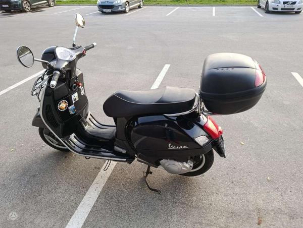 Melns Piaggio Vespa 2012 Šauļi, ar dzinēja tilpumu 0.13 L un nobraukumu 17 tūkst. km par 1400 €, foto 2 vietnē AUTOMOTO.COM.LV