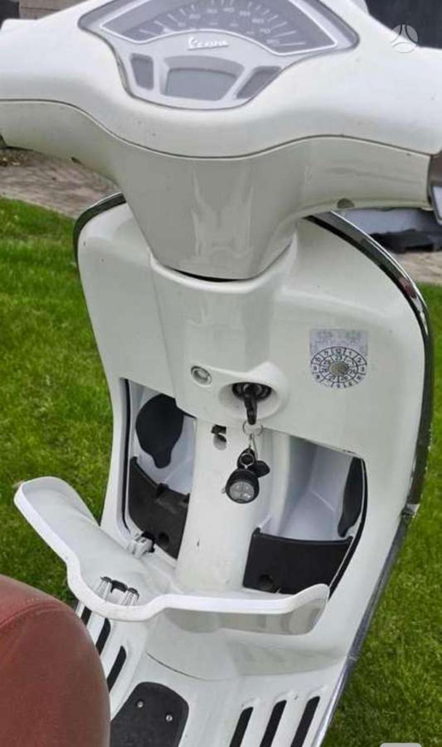Melns Piaggio Vespa 2012 Kauņa, ar dzinēja tilpumu 49.00 L un nobraukumu 15 tūkst. km par 800 €, foto 6 vietnē AUTOMOTO.COM.LV