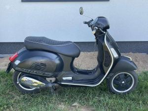 Melns Piaggio Vespa 2013 Viļņa, ar dzinēja tilpumu 0.13 L un nobraukumu 18 tūkst. km par 1299 €, foto  vietnē AUTOMOTO.COM.LV
