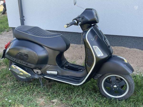 Black Piaggio Vespa 2013 in Vilnius, with an engine capacity of 0.13 L and mileage of 18 thousand km for 1299 €, photo 2 on AUTOMOTO.COM.LV