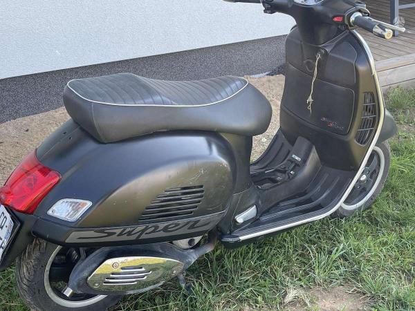 Black Piaggio Vespa 2013 in Vilnius, with an engine capacity of 0.13 L and mileage of 18 thousand km for 1299 €, photo 4 on AUTOMOTO.COM.LV