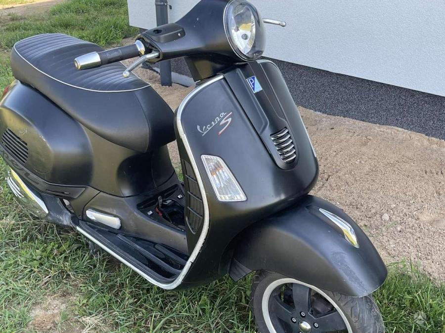 Melns Piaggio Vespa 2013 Viļņa, ar dzinēja tilpumu 0.13 L un nobraukumu 18 tūkst. km par 1299 €, foto 4 vietnē AUTOMOTO.COM.LV