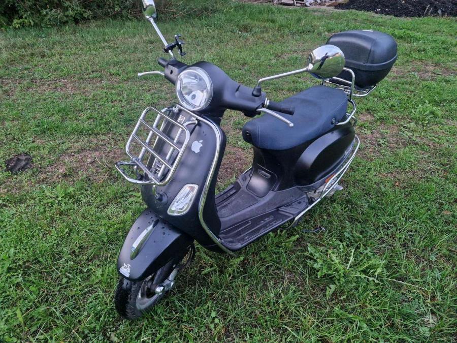 Black Piaggio Vespa 2013 in Vilnius, with an engine capacity of 50.00 L and mileage of 9 thousand km for 1500 €, photo 1 on AUTOMOTO.COM.LV