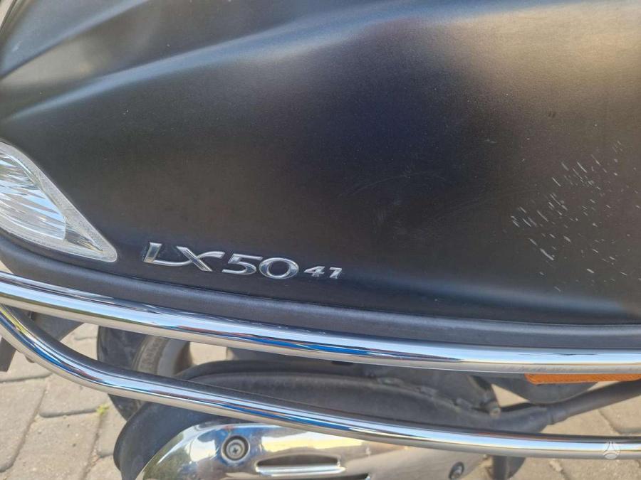 Black Piaggio Vespa 2013 in Vilnius, with an engine capacity of 50.00 L and mileage of 9 thousand km for 1500 €, photo 3 on AUTOMOTO.COM.LV