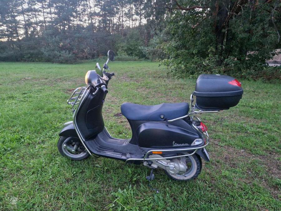 Black Piaggio Vespa 2013 in Vilnius, with an engine capacity of 50.00 L and mileage of 9 thousand km for 1500 €, photo 5 on AUTOMOTO.COM.LV
