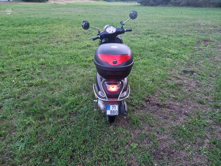 Black Piaggio Vespa 2013 in Vilnius, with an engine capacity of 50.00 L and mileage of 9 thousand km for 1500 €, photo 7 on AUTOMOTO.COM.LV