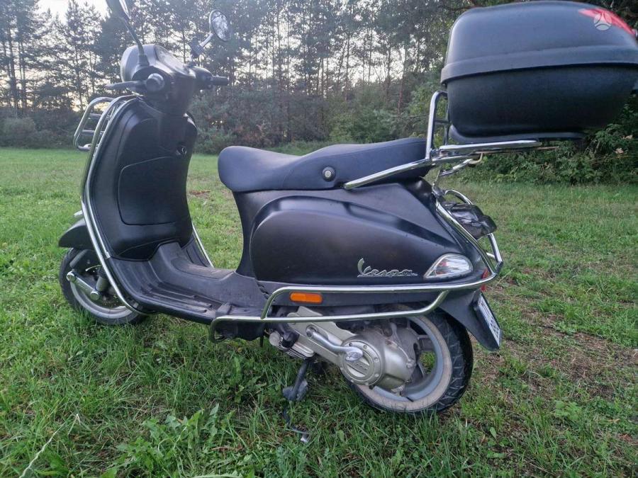 Black Piaggio Vespa 2013 in Vilnius, with an engine capacity of 50.00 L and mileage of 9 thousand km for 1500 €, photo 8 on AUTOMOTO.COM.LV