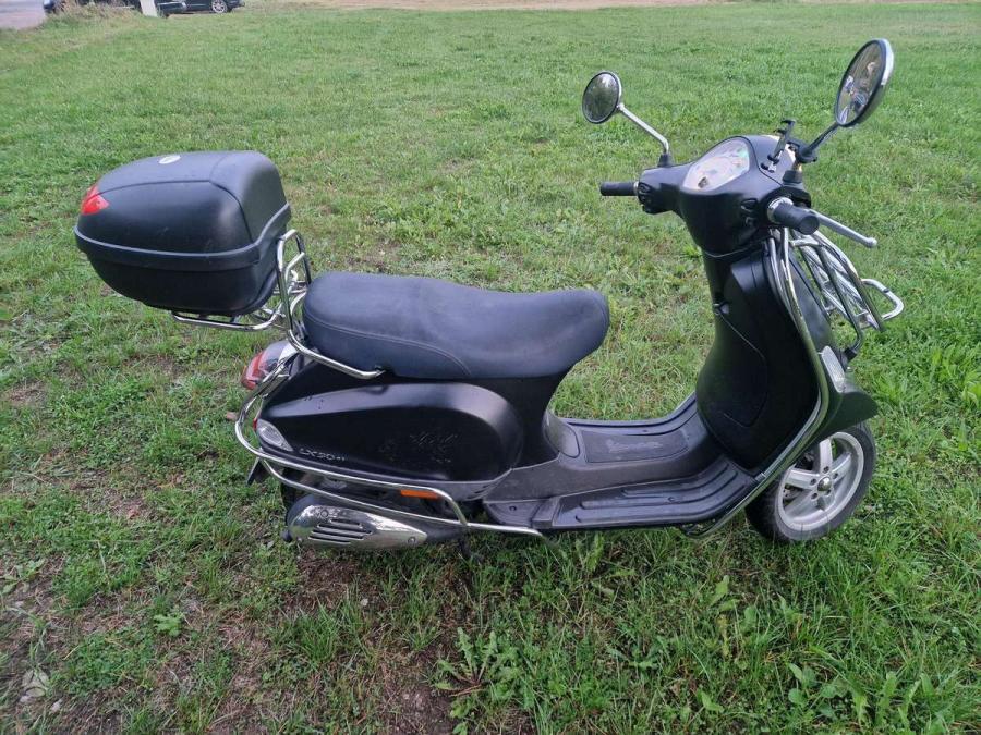Black Piaggio Vespa 2013 in Vilnius, with an engine capacity of 50.00 L and mileage of 9 thousand km for 1500 €, photo 9 on AUTOMOTO.COM.LV