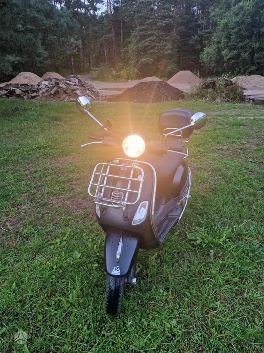 Black Piaggio Vespa 2013 in Vilnius, with an engine capacity of 50.00 L and mileage of 9 thousand km for 1500 €, photo 10 on AUTOMOTO.COM.LV