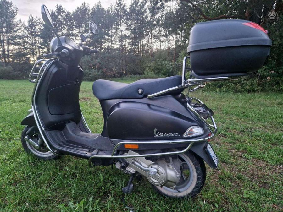 Black Piaggio Vespa 2013 in Vilnius, with an engine capacity of 50.00 L and mileage of 9 thousand km for 1500 €, photo 11 on AUTOMOTO.COM.LV