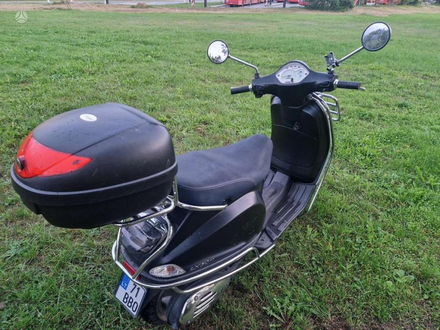 Black Piaggio Vespa 2013 in Vilnius, with an engine capacity of 50.00 L and mileage of 9 thousand km for 1500 €, photo 12 on AUTOMOTO.COM.LV