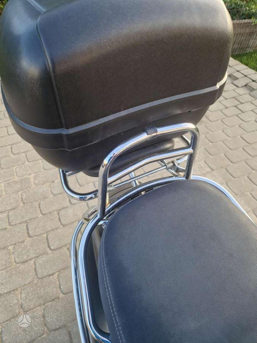 Black Piaggio Vespa 2013 in Vilnius, with an engine capacity of 50.00 L and mileage of 9 thousand km for 1500 €, photo 13 on AUTOMOTO.COM.LV