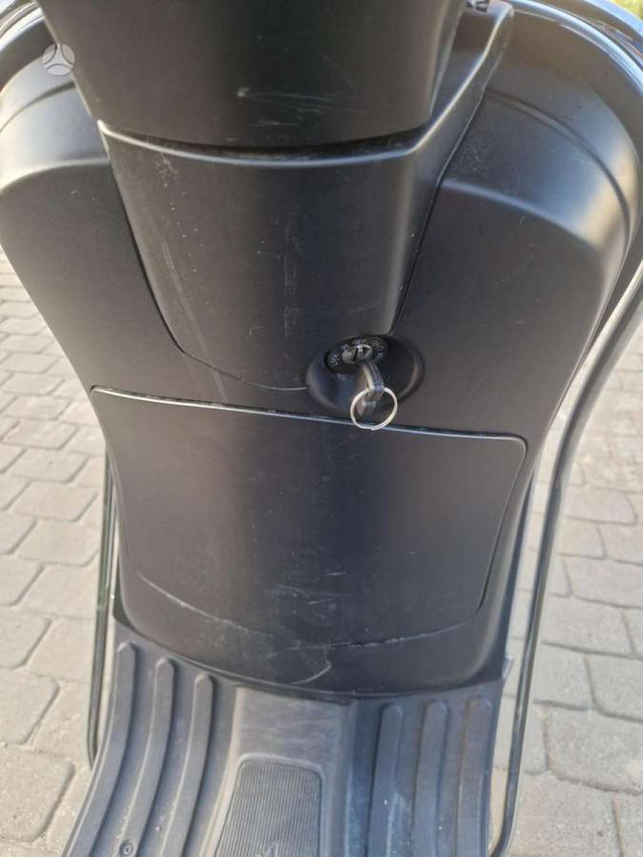 Black Piaggio Vespa 2013 in Vilnius, with an engine capacity of 50.00 L and mileage of 9 thousand km for 1500 €, photo 17 on AUTOMOTO.COM.LV