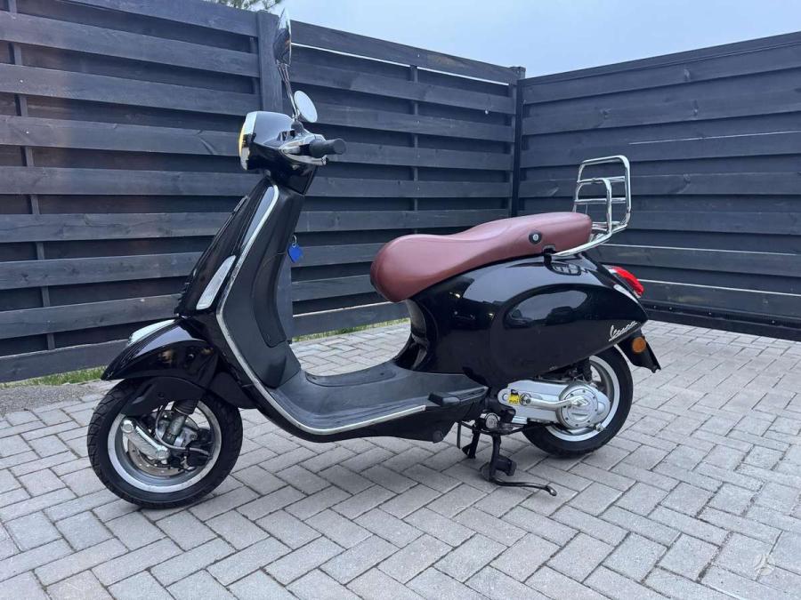 Черный Piaggio Vespa 2014 в Вильнюс, объемом двигателя 49.00 л и пробегом 32 тыс. км за 1450 €, фото 4 на AUTOMOTO.COM.LV