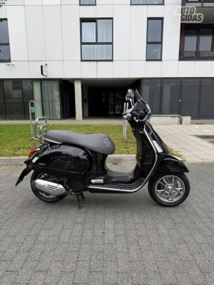 Melns Piaggio Vespa 2023 Viļņa, ar dzinēja tilpumu 0.13 L un nobraukumu 10 tūkst. km par 3600 €, foto  vietnē AUTOMOTO.COM.LV