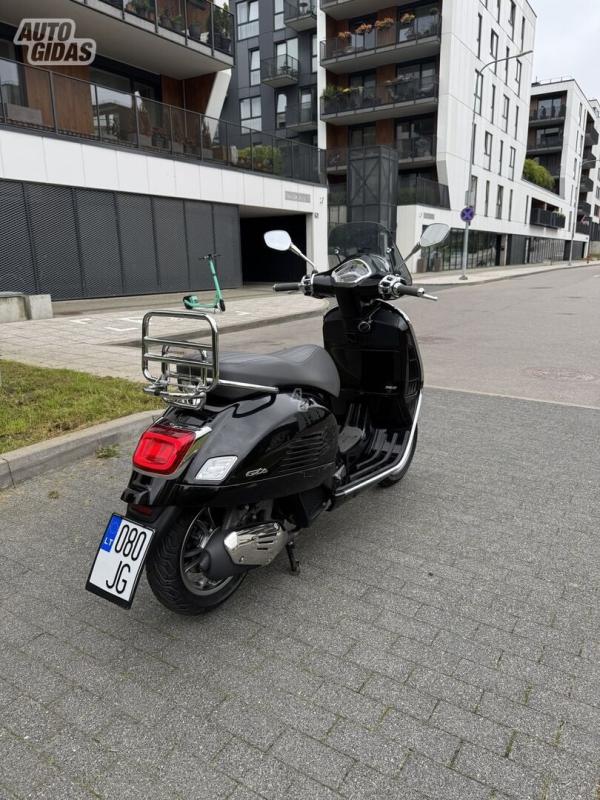 Black Piaggio Vespa 2023 in Vilnius, with an engine capacity of 0.13 L and mileage of 10 thousand km for 3600 €, photo 2 on AUTOMOTO.COM.LV