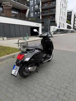Melns Piaggio Vespa 2023 Viļņa, ar dzinēja tilpumu 0.13 L un nobraukumu 10 tūkst. km par 3600 €, foto 3 vietnē AUTOMOTO.COM.LV