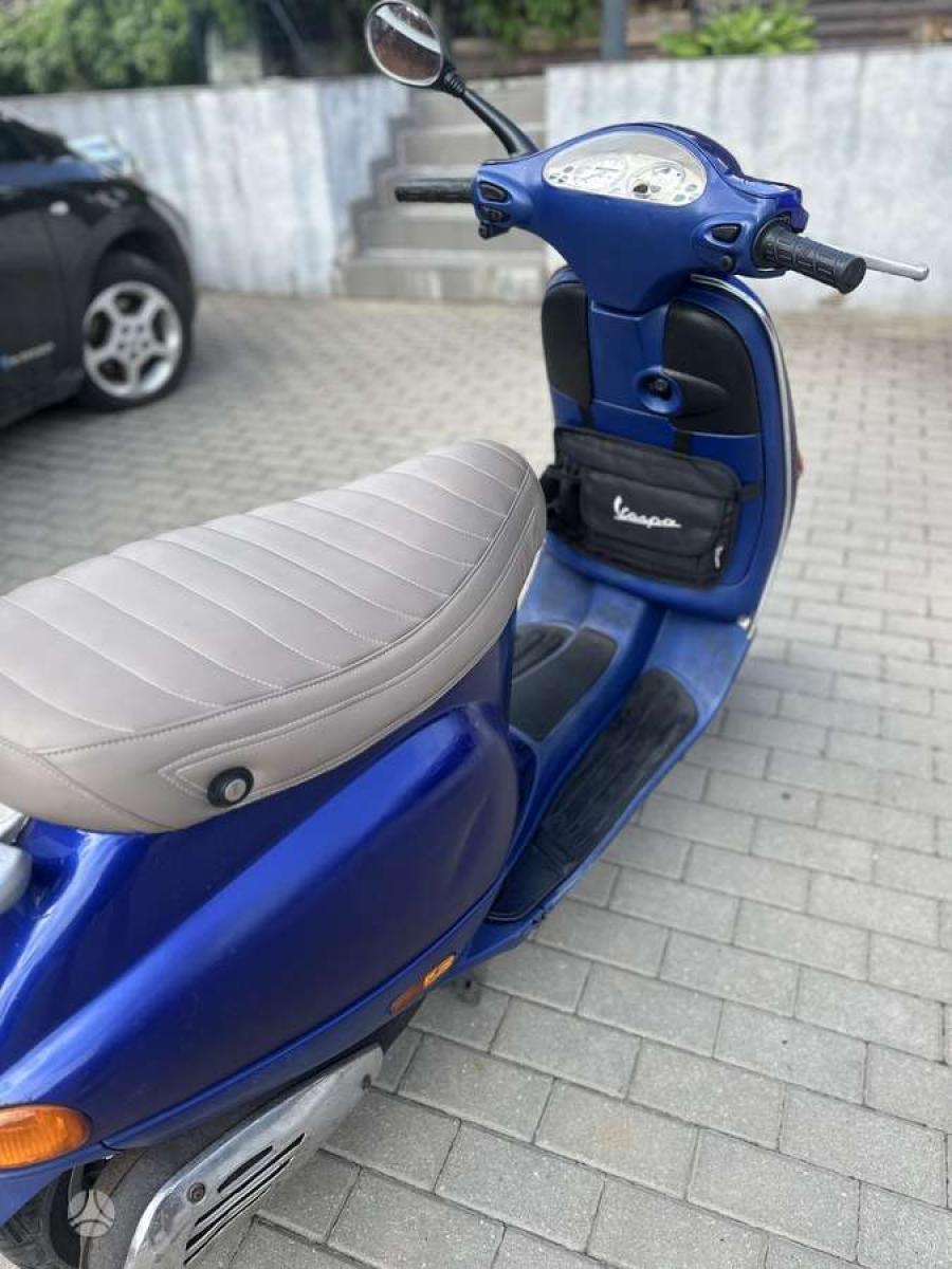 Blue Piaggio Vespa 2001 in Vilnius, with an engine capacity of 50.00 L and mileage of 6 thousand km for 1100 €, photo 16 on AUTOMOTO.COM.LV