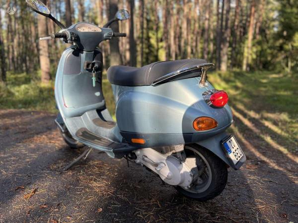 Blue Piaggio Vespa 2005 in Vilnius, with an engine capacity of 49.00 L and mileage of 12 thousand km for 700 €, photo 4 on AUTOMOTO.COM.LV