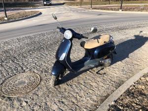 Zils Piaggio Vespa 2009 Viļņa, ar dzinēja tilpumu 49.00 L un nobraukumu 15 tūkst. km par 1250 €, foto  vietnē AUTOMOTO.COM.LV