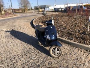 Zils Piaggio Vespa 2009 Viļņa, ar dzinēja tilpumu 49.00 L un nobraukumu 15 tūkst. km par 1250 €, foto 3 vietnē AUTOMOTO.COM.LV
