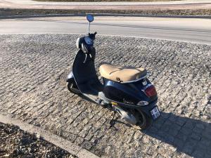 Zils Piaggio Vespa 2009 Viļņa, ar dzinēja tilpumu 49.00 L un nobraukumu 15 tūkst. km par 1250 €, foto 4 vietnē AUTOMOTO.COM.LV