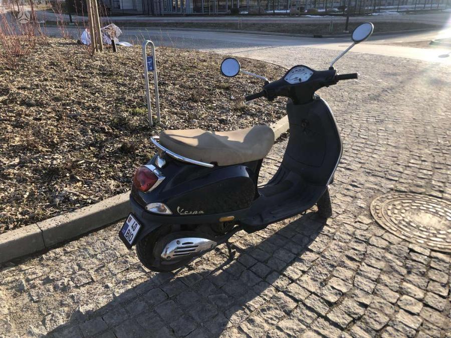Zils Piaggio Vespa 2009 Viļņa, ar dzinēja tilpumu 49.00 L un nobraukumu 15 tūkst. km par 1250 €, foto 5 vietnē AUTOMOTO.COM.LV