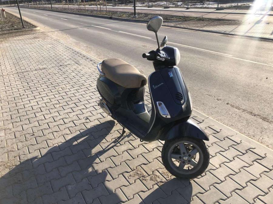 Zils Piaggio Vespa 2009 Viļņa, ar dzinēja tilpumu 49.00 L un nobraukumu 15 tūkst. km par 1250 €, foto 9 vietnē AUTOMOTO.COM.LV