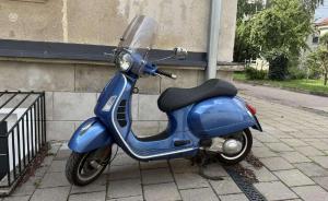 Zils Piaggio Vespa 2012 Viļņa, ar dzinēja tilpumu 0.13 L un nobraukumu 31 tūkst. km par 2200 €, foto  vietnē AUTOMOTO.COM.LV
