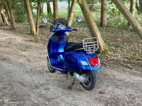 Piaggio Vespa 2015 Kauņa vietnē Zils Piaggio Vespa 2015 Kauņa, ar dzinēja tilpumu 0.13 L un nobraukumu 13 tūkst. km par 2450 €, foto 5 vietnē AUTOMOTO.COM.LV