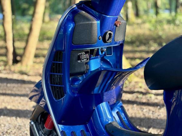 Piaggio Vespa 2015 Kauņa vietnē Zils Piaggio Vespa 2015 Kauņa, ar dzinēja tilpumu 0.13 L un nobraukumu 13 tūkst. km par 2450 €, foto 9 vietnē AUTOMOTO.COM.LV
