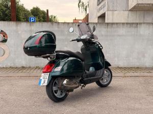 Zaļš Piaggio Vespa 2008 Kauņa, ar dzinēja tilpumu 0.12 L un nobraukumu 15 tūkst. km par 1990 €, foto  vietnē AUTOMOTO.COM.LV