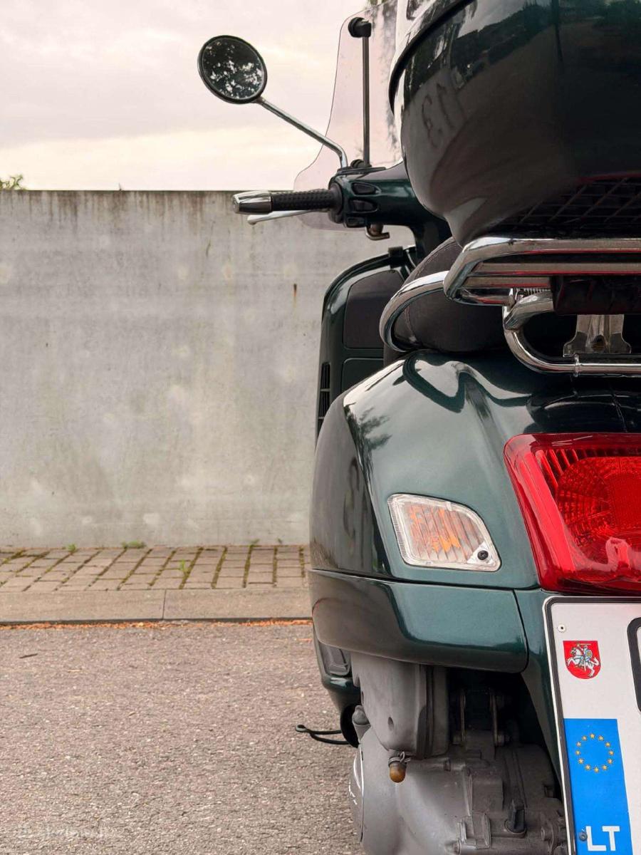 Zaļš Piaggio Vespa 2008 Kauņa, ar dzinēja tilpumu 0.12 L un nobraukumu 15 tūkst. km par 1990 €, foto 12 vietnē AUTOMOTO.COM.LV