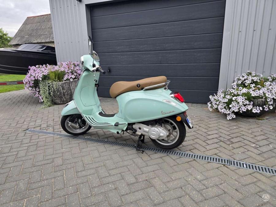 Green Piaggio Vespa 2019 in Ukmerge, with an engine capacity of 50.00 L and mileage of 2 thousand km for 3250 €, photo 1 on AUTOMOTO.COM.LV