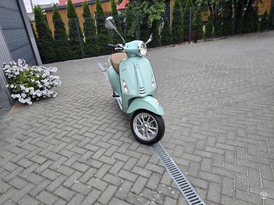 Green Piaggio Vespa 2019 in Ukmerge, with an engine capacity of 50.00 L and mileage of 2 thousand km for 3250 €, photo 4 on AUTOMOTO.COM.LV