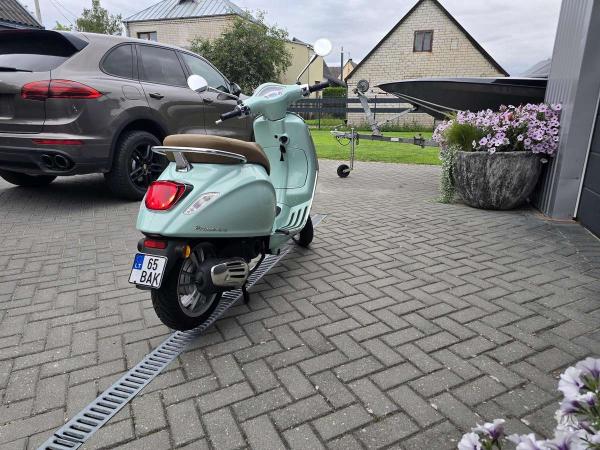 Green Piaggio Vespa 2019 in Ukmerge, with an engine capacity of 50.00 L and mileage of 2 thousand km for 3250 €, photo 4 on AUTOMOTO.COM.LV