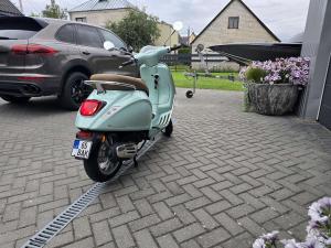 Green Piaggio Vespa 2019 in Ukmerge, with an engine capacity of 50.00 L and mileage of 2 thousand km for 3250 €, photo 5 on AUTOMOTO.COM.LV