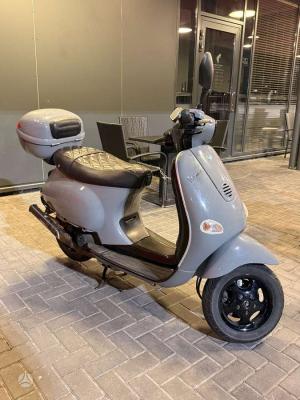 Pelēks Piaggio Vespa 1998 Panevēža, ar dzinēja tilpumu 50.00 L un nobraukumu 32 tūkst. km par 900 €, foto  vietnē AUTOMOTO.COM.LV