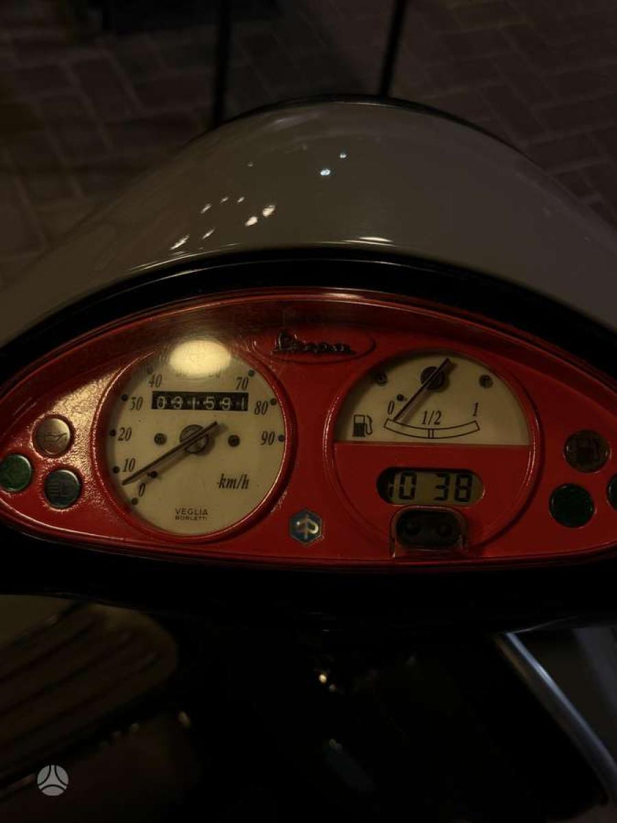 Pelēks Piaggio Vespa 1998 Panevēža, ar dzinēja tilpumu 50.00 L un nobraukumu 32 tūkst. km par 900 €, foto 3 vietnē AUTOMOTO.COM.LV