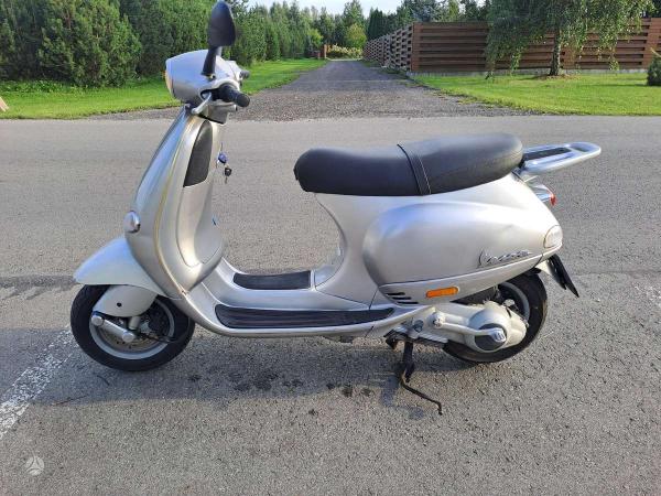 Pelēks Piaggio Vespa 1999 Panevēža, ar dzinēja tilpumu 0.15 L un nobraukumu 17 tūkst. km par 950 €, foto 1 vietnē AUTOMOTO.COM.LV