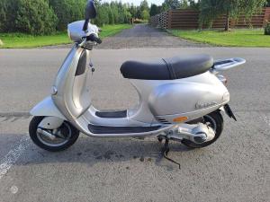 Pelēks Piaggio Vespa 1999 Panevēža, ar dzinēja tilpumu 0.15 L un nobraukumu 17 tūkst. km par 950 €, foto  vietnē AUTOMOTO.COM.LV