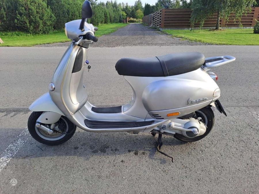 Pelēks Piaggio Vespa 1999 Panevēža, ar dzinēja tilpumu 0.15 L un nobraukumu 17 tūkst. km par 950 €, foto 1 vietnē AUTOMOTO.COM.LV