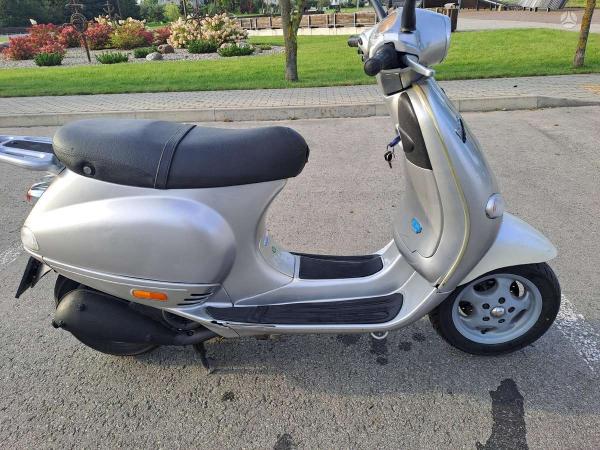 Pelēks Piaggio Vespa 1999 Panevēža, ar dzinēja tilpumu 0.15 L un nobraukumu 17 tūkst. km par 950 €, foto 6 vietnē AUTOMOTO.COM.LV