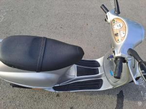 Pelēks Piaggio Vespa 1999 Panevēža, ar dzinēja tilpumu 0.15 L un nobraukumu 17 tūkst. km par 950 €, foto 7 vietnē AUTOMOTO.COM.LV