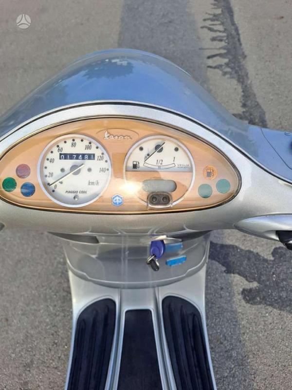 Pelēks Piaggio Vespa 1999 Panevēža, ar dzinēja tilpumu 0.15 L un nobraukumu 17 tūkst. km par 950 €, foto 8 vietnē AUTOMOTO.COM.LV