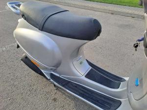 Pelēks Piaggio Vespa 1999 Panevēža, ar dzinēja tilpumu 0.15 L un nobraukumu 17 tūkst. km par 950 €, foto 10 vietnē AUTOMOTO.COM.LV